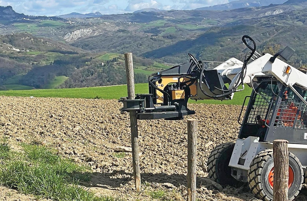 Una tecnologia per piantare con facilità i pali di frutteti e vigneti