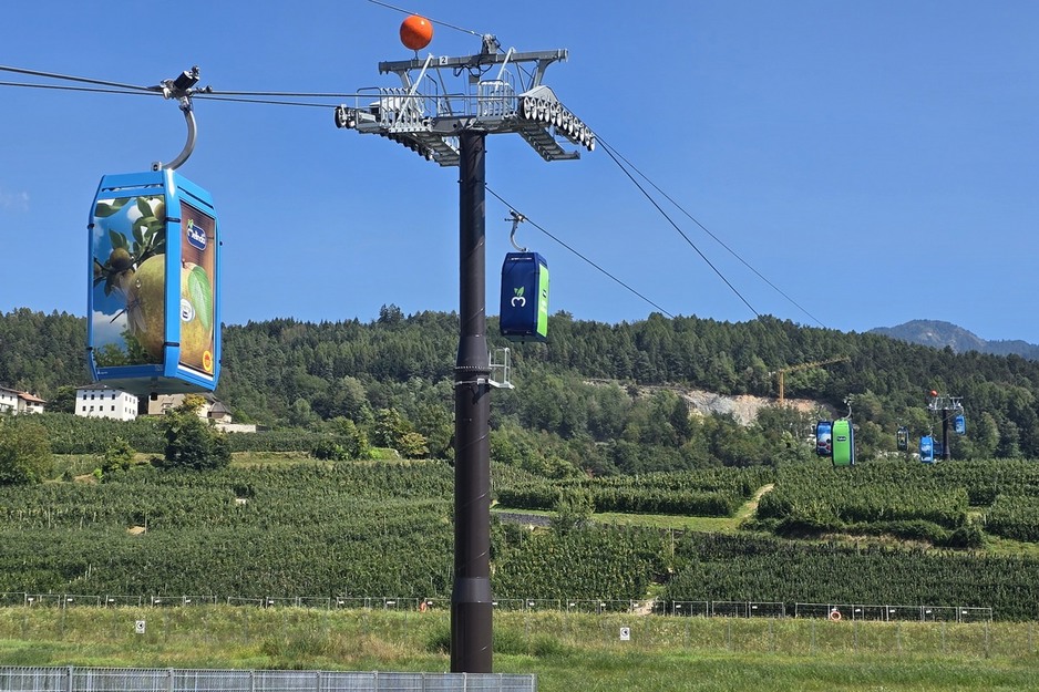 In Trentino al via la prima funivia per le mele al mondo